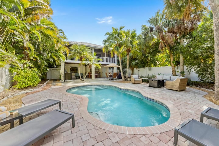 Isle Relax: Close To Gulf Of Mexico And Pine Ave. - Anna Maria, FL