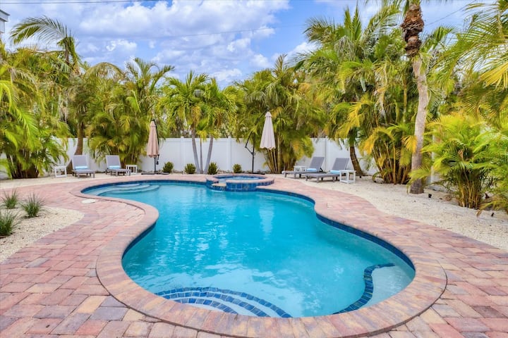 Magnolia Walk To Beach/shops, Ami Perfect Location, Private Lagoon Pool/spa - Anna Maria, FL