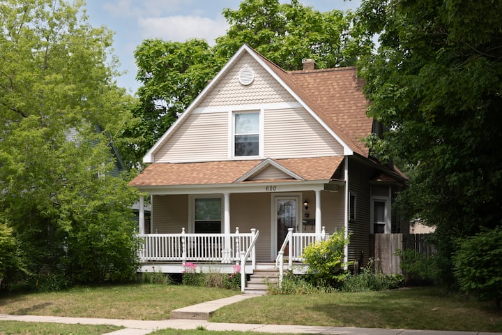 Beautiful House | Walk Everywhere | Ac| Fire Pit | - Traverse City, MI