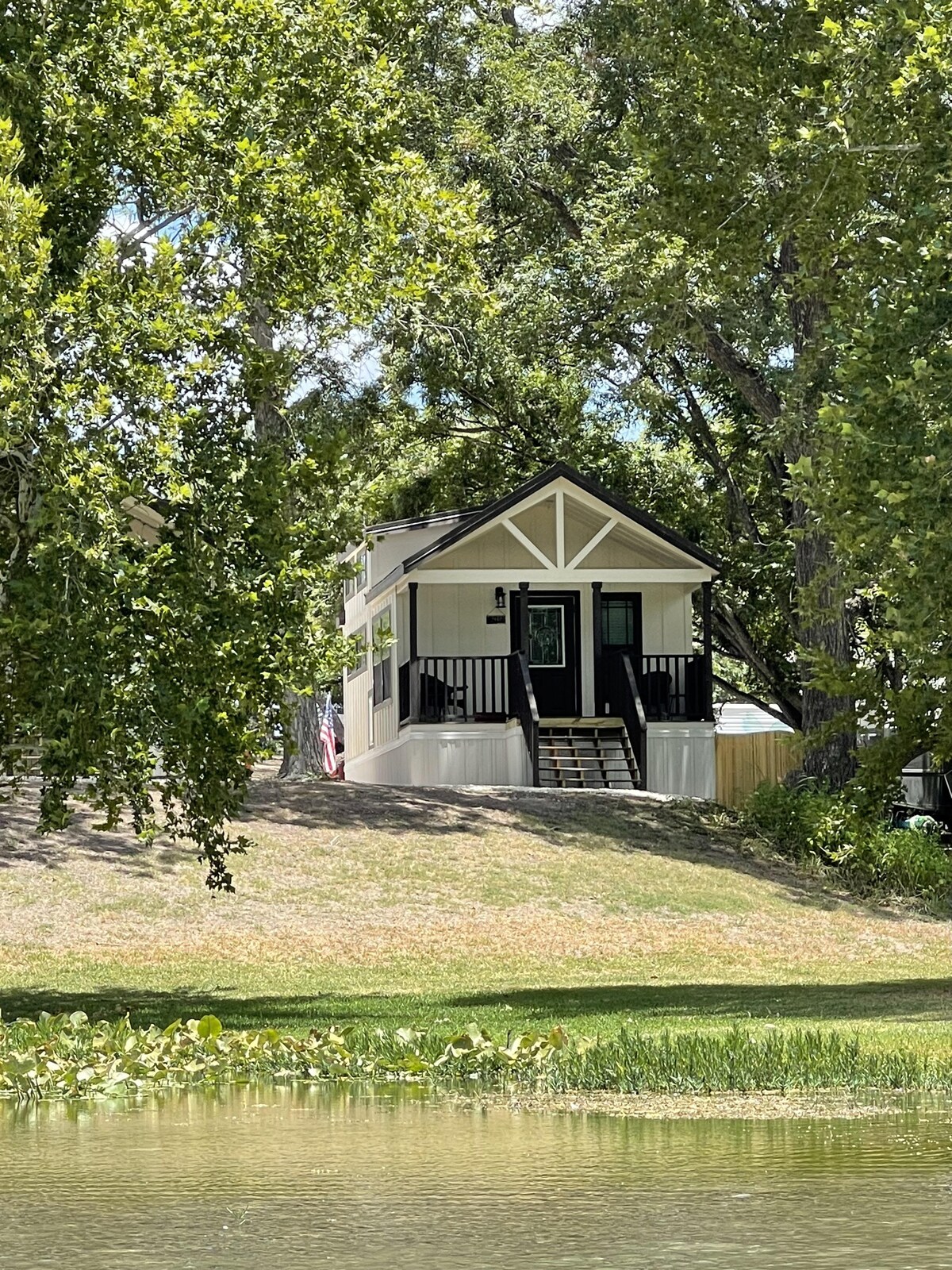 Waterfront Deluxe Cabin with Full Kitchen - Tiny houses for Rent in ...