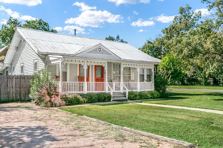 3/2 Cottage | Full Kitchen | Six Blocks To Downtown Main | Hot Tub | Gas Grill - Fredericksburg, TX