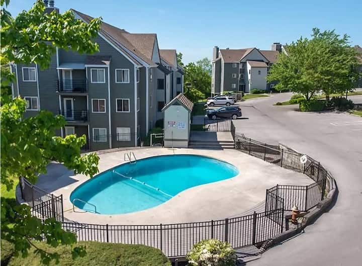 Indoor/outdoor Pools 2-bdr/2bath Gatlinburg Condo - Gatlinburg, TN