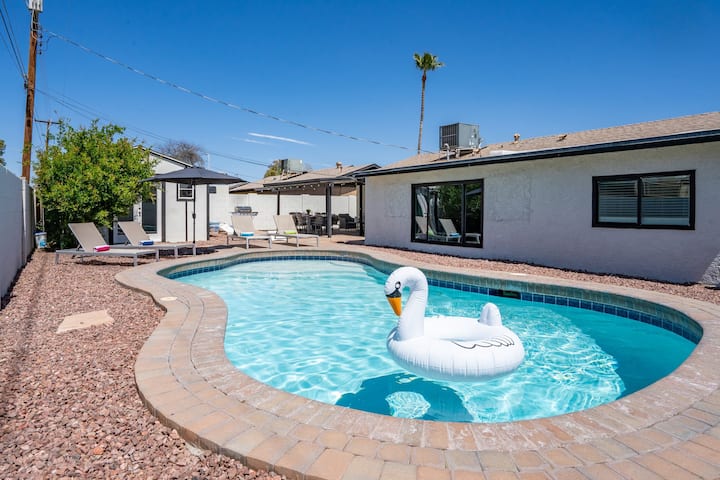 Modern Scottsdale Oasis Pool, Casita & Game Room - Scottsdale, AZ
