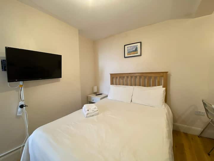 Small Studio 3min Earls Court Station - London