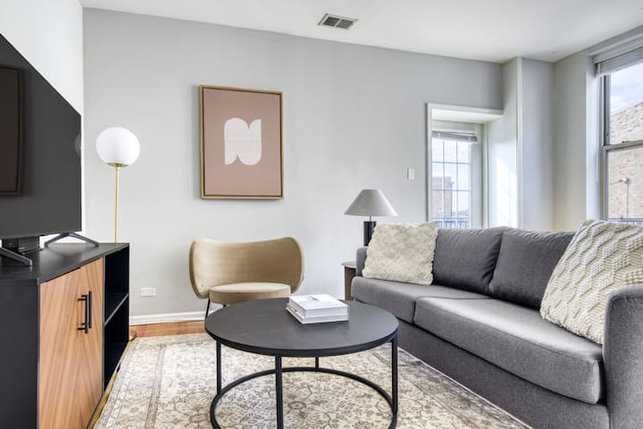 Premium Lakeview 2br W/ Patio, W/d, Walk To Wrigley Field, By Blueground - Chicago, IL