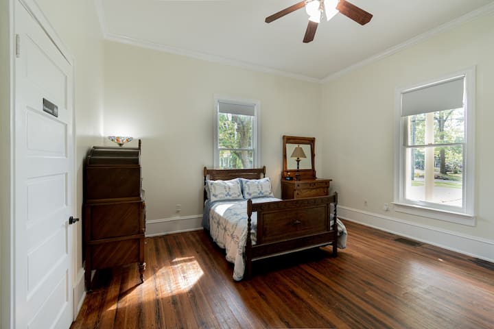 Sunrise Room Main Floor - Handicap Accessible - Dallas, GA