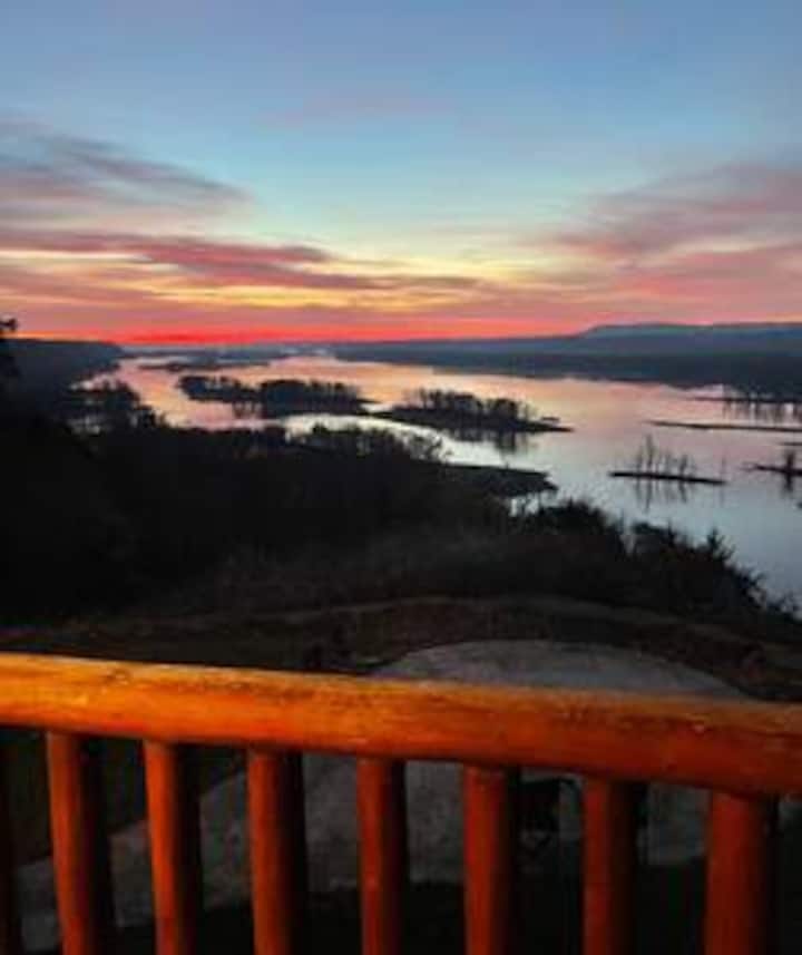 Wisconsin Luxury Log Mansion | Sleeps 15 - Nelson Dewey State Park, Cassville