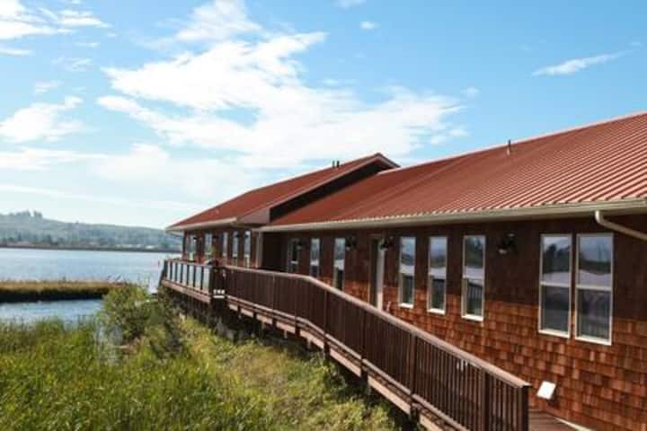 Historic Astoria Waterfront Views & Vintage Vibes - Astoria, OR