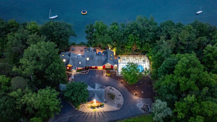 Lake House With Jacuzzi And Enclosed Pool - Canandaigua, NY