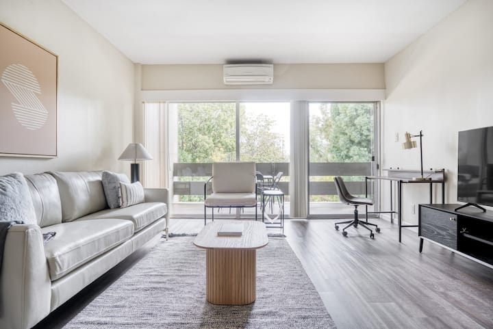 Modern Palo Alto 1br W/ Gym & Pool, 10 Mins To Fb & Google, By Blueground - Mountain View, CA