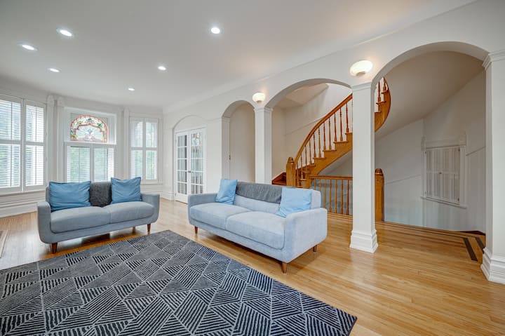 Huge Lincoln Park 6 Bed Duplex With Free Parking! - Chicago, IL