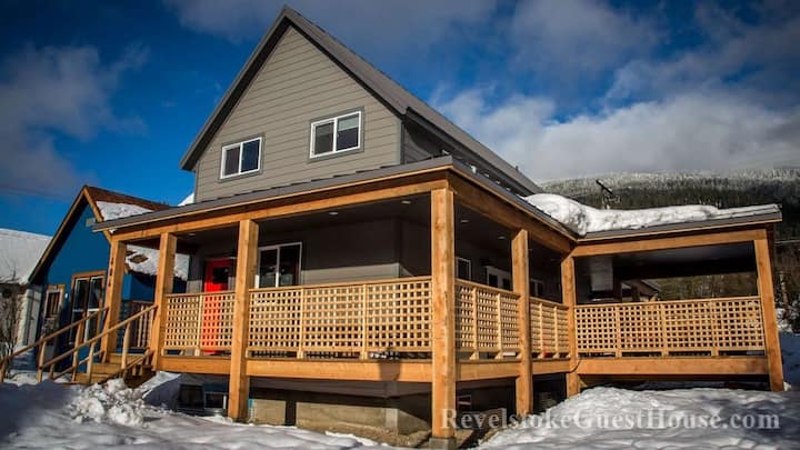 Revy Guest House - Downtown + Hot Tub - Revelstoke