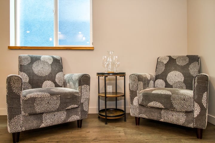 Revy Guest House - Downtown + Hot Tub - Revelstoke