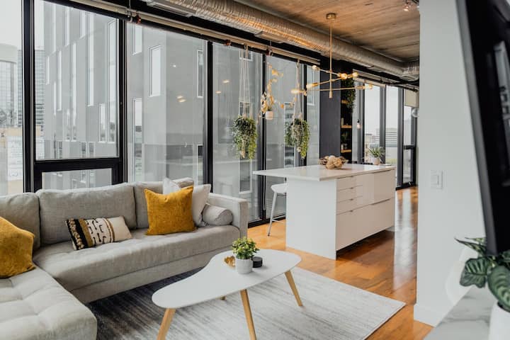 Eye Capturing Views - 2bed & 2bath +24 /7 Parking! - 위니펙