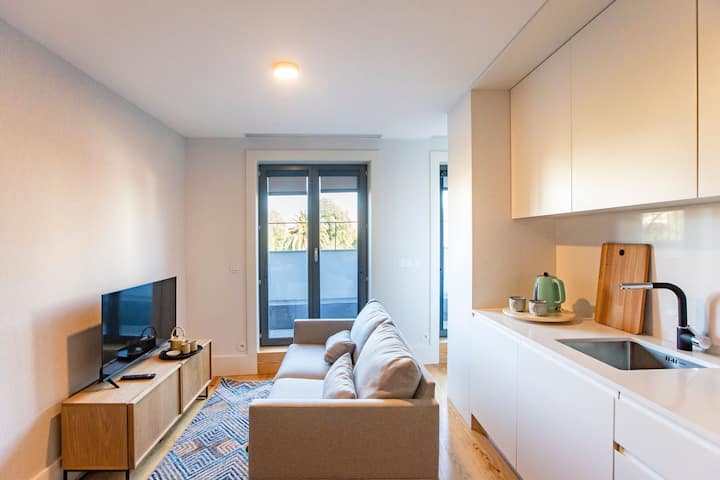 Stylish Studio W/ Ac & Balcony By Lovelystay - Porto