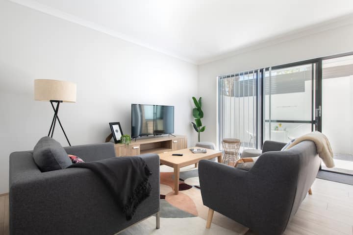 Modern Cozy Spacious 3 Bdrm 2bath,freo,parking,ac - Perth