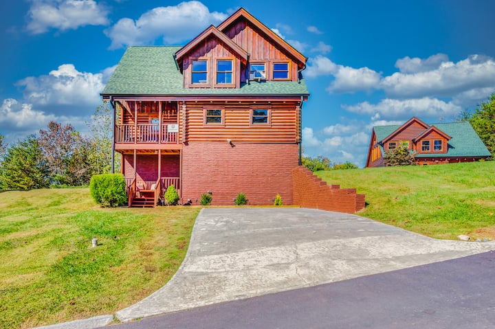 9-hole Mini Golf +3 King Suites +Amazing Location! - Pigeon Forge, TN
