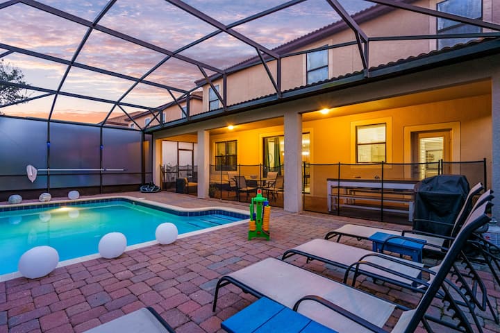 Privacy Screened Pool W/ Theater & Game Room - Davenport, FL
