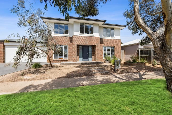 Seahaze Retreat | Spacious Family Coastal Haven - Geelong