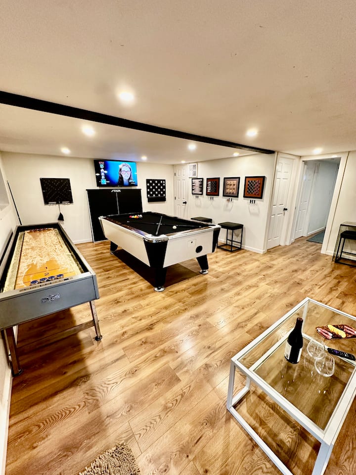 Mountain Escape W/ Hot Tub & Pool Table - Pocono Lake, PA
