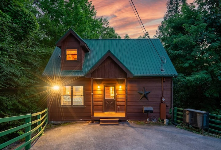 3 Story Treetopcabin/game Room/hottub/pet Friendly - Gatlinburg, TN