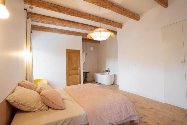 Le Clos Dagobert: Chambre Vue Sur Piscine - Issoire