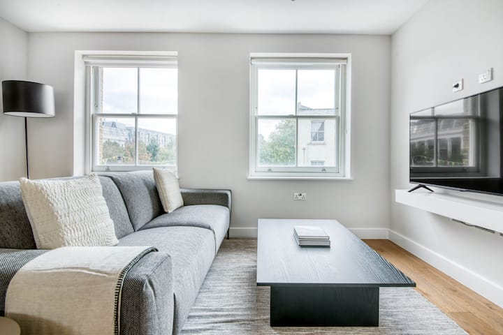 Modern Waterloo 2br Open Plan With Balcony On Lower Marsh, By Blueground - Londres