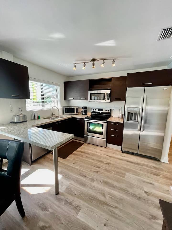 Steps To Ocean! 2 Bedroom 2 Bath - Fort Lauderdale