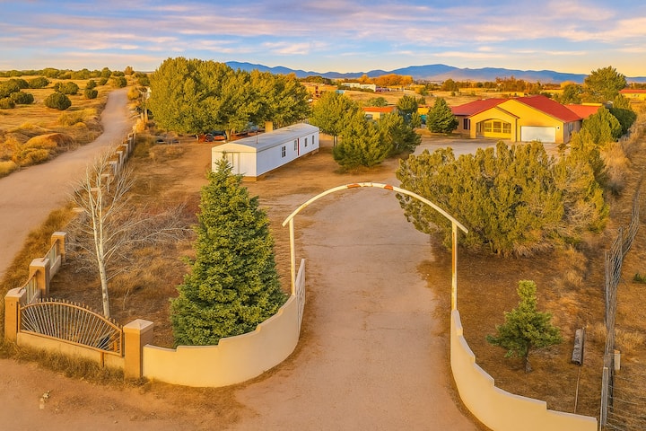 Pueblo Pines Ranch - Entire Farm! Dogs Welcome! - Santa Fe