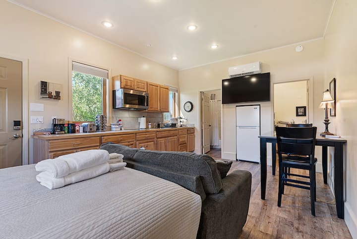 Downtown Retreat, Cozy Getaway! Studio For 2 - Baker City, OR