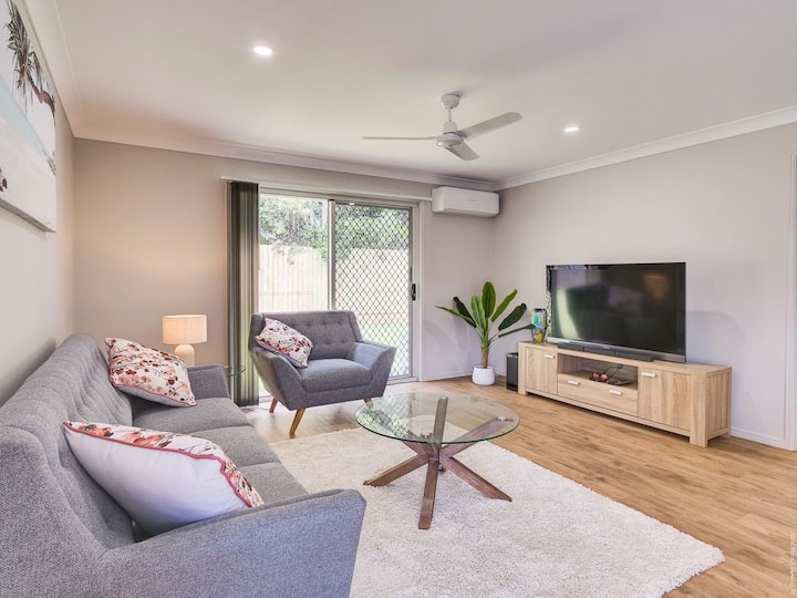 Breeze - 4br - Aircon - Wifi - Smart Tv - Toogoom