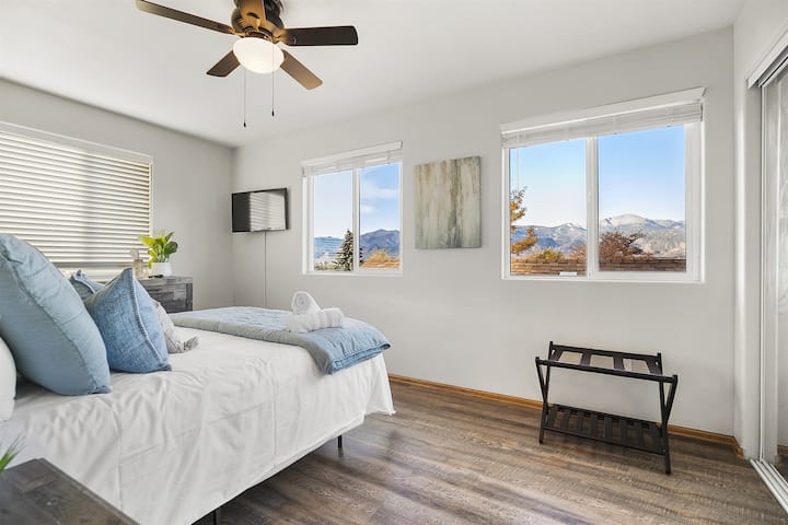 Pet Friendly | King Bed | Mountain Views | Central - Colorado Springs, CO