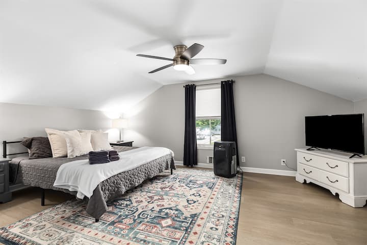 Prime Location! 2br, King Bed W/ Private Laundry - Warren, MI