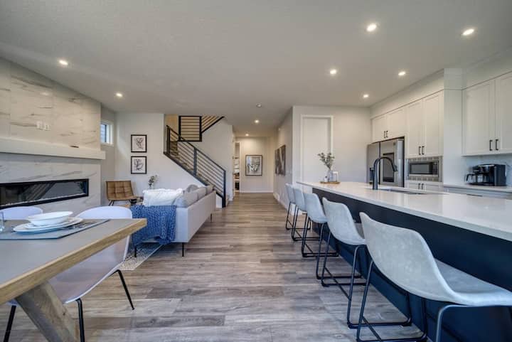 Luxurious Home; 5 Bdrm 3 Living Spaces & Ac - Calgary