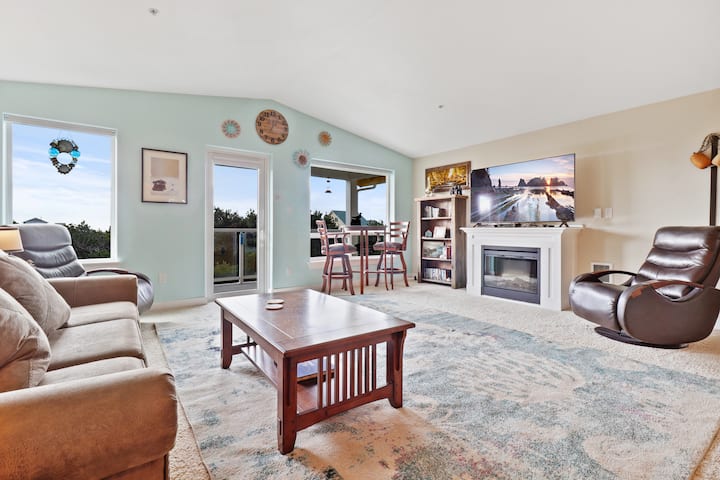 1333 A Pleasant Surprise With A Peak-a-boo View! - Westport