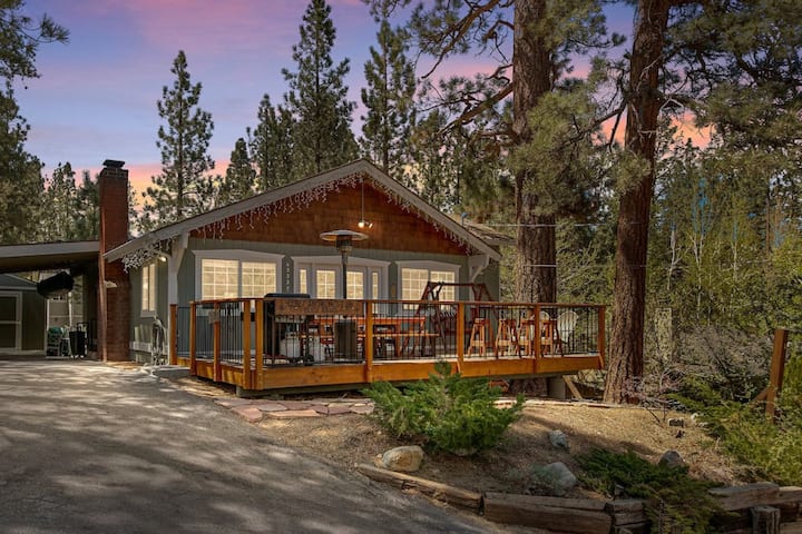 Snowcrest Lodge: Lux Family Retreat W/ Ev & Spa - Big Bear Lake, CA