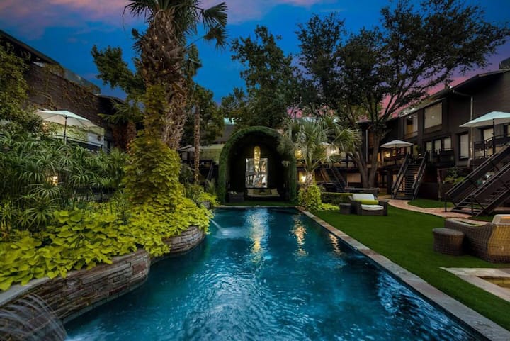 Spacious Loft With Resort Pool And Fireplace - Dallas, TX