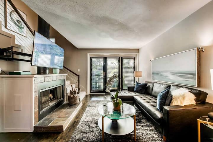 Spacious Loft With Resort Pool And Fireplace - Dallas, TX