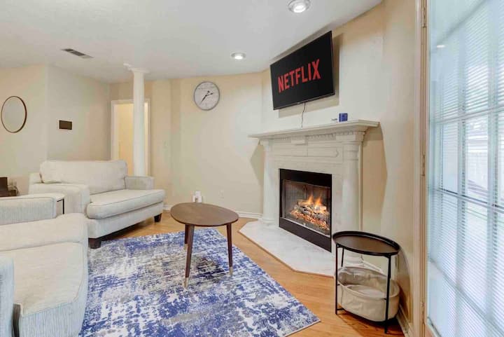 Clean & Comfortable Master Bedroom | Queen Bed | S - Port Arthur, TX