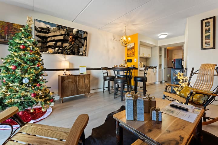 Modern Mtn Retreat | Patio & Cozy Fall Vibes - Gatlinburg, TN