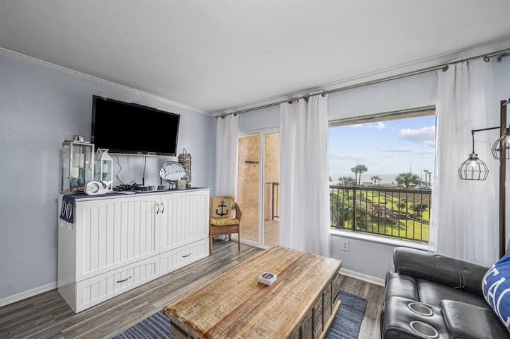 New Heated Pool & Hot Tub! Views Plus 2 Recliners! - Moody Gardens, Galveston