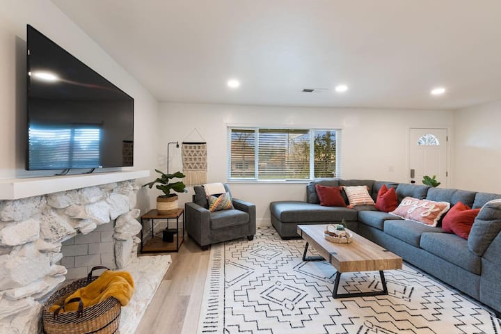 New! * Hot Tub * King Beds * Modern Home * 3b2b - Citrus Heights, CA