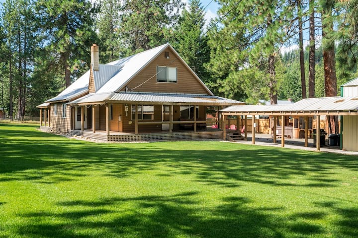 Dog-friendly Escape | Hot Tub + Huge Fenced Yard - Lake Wenatchee State Park, Leavenworth
