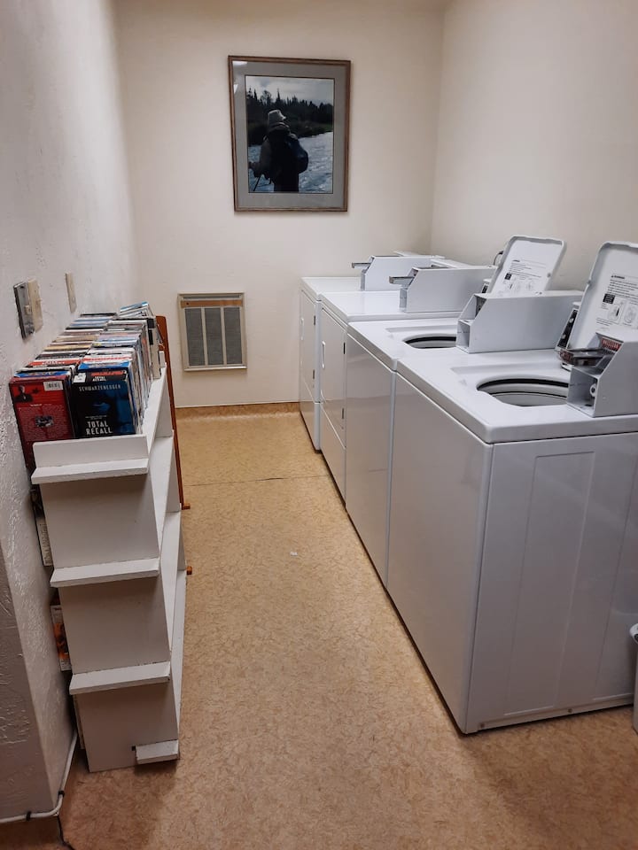 Williamette Pass Inn - Queen Room With Kitchenette - Pet Friendly - Odell Lake, OR