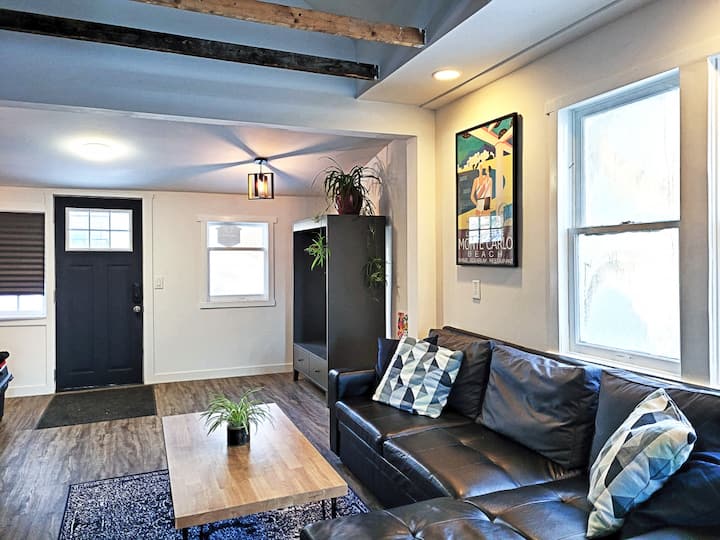 Steps To Sylvan Lake - The Lazy Lake Loft - Sylvan Lake