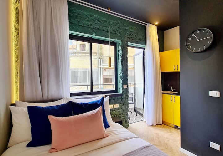Studio + Balcony + Kitchen / Walk-to-beach! - Tel Aviv-Yafo