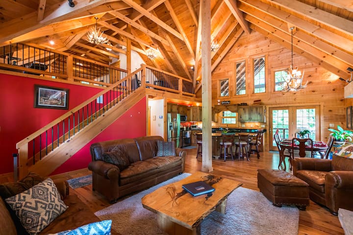 Luxury Lodge & Hot Tub, Sleeps 16, Serene Setting - Kentucky