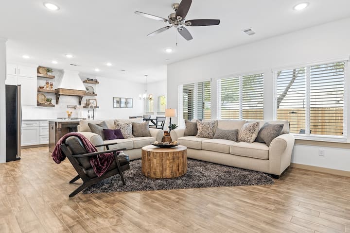Lone Star Escape- 4 Bedroom Getaway! - Arlington