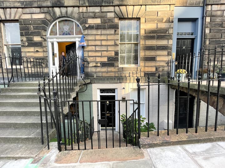 Exquisite Georgian Flat In Prime Location - Edinburgh