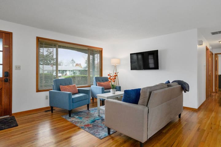 Entire 2 Bedroom Home W/ Private, Fenced Backyard! - Corvallis, OR